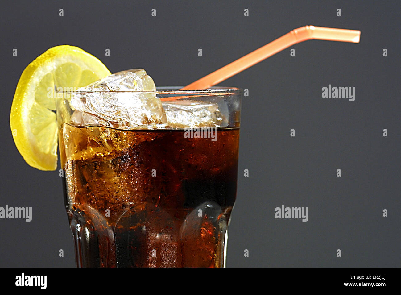 Erfrischungsgetraenk, ein Glas Cola mit Eis, Coke Stock Photo - Alamy