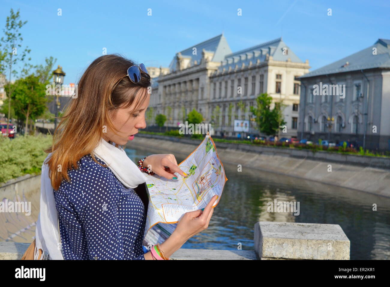 Girl reading map hi-res stock photography and images - Alamy