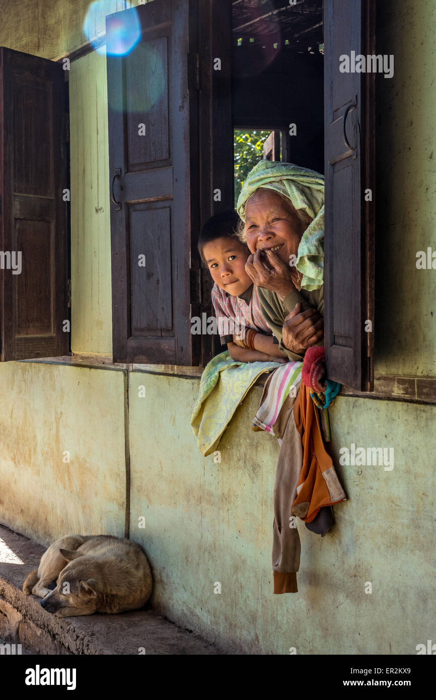 Candid family portraits hi-res stock photography and images - Alamy