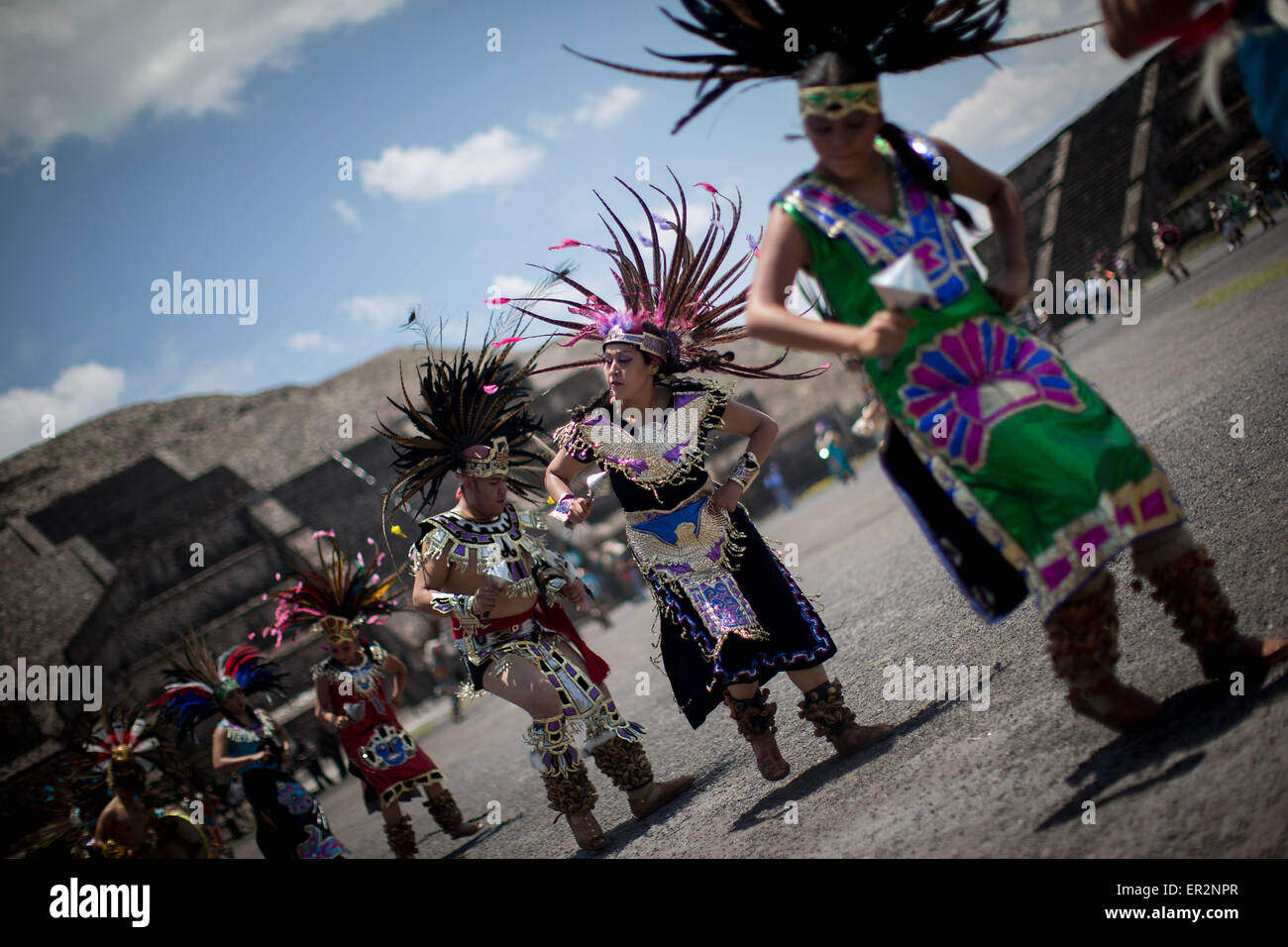 Teotihuacan, Mexico. 25th May, 2015. Mexican dancers perform in the ...