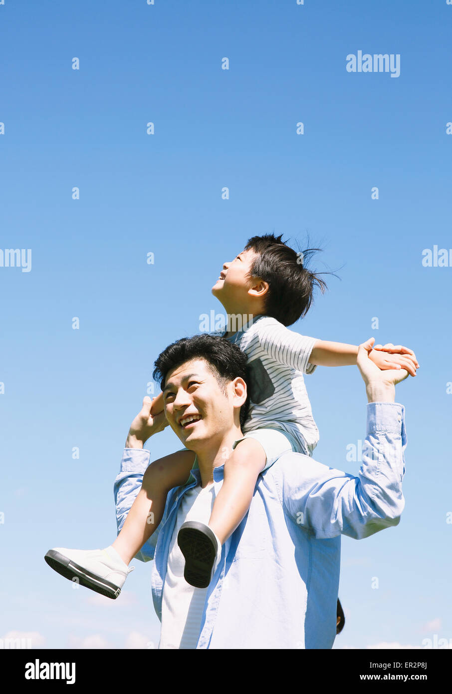 Japanese father and son laughing Stock Photo - Alamy