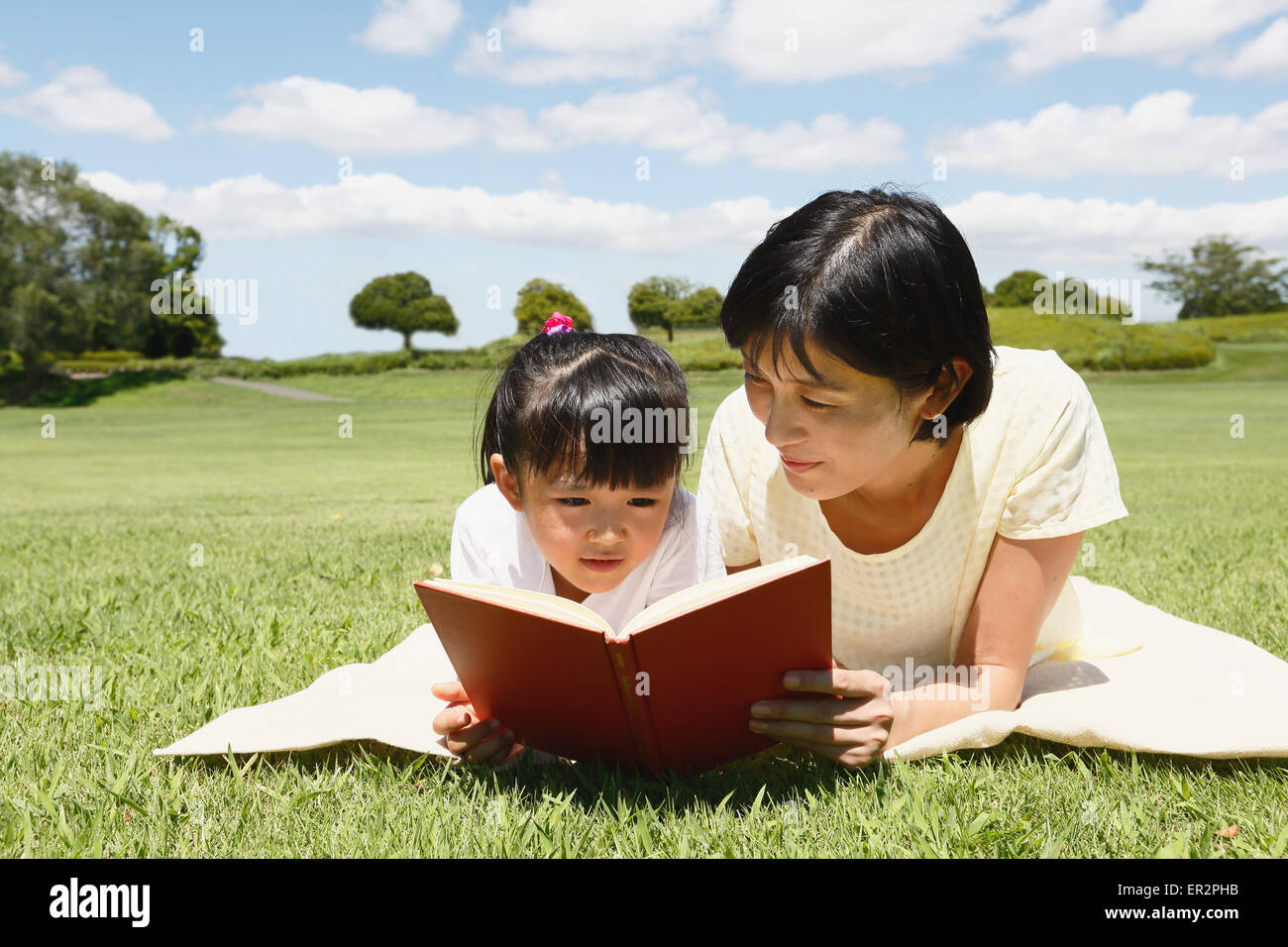 Asian girls reading hi-res stock photography and images - Alamy