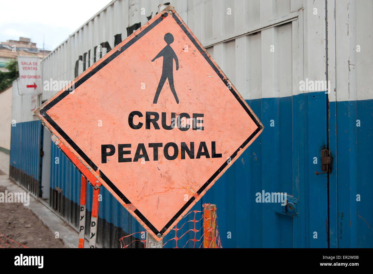 Cruce peatonal hi-res stock photography and images - Alamy