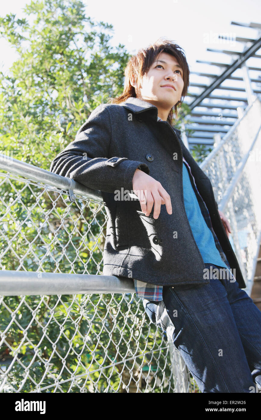 Man leaning on a fence hi-res stock photography and images - Alamy