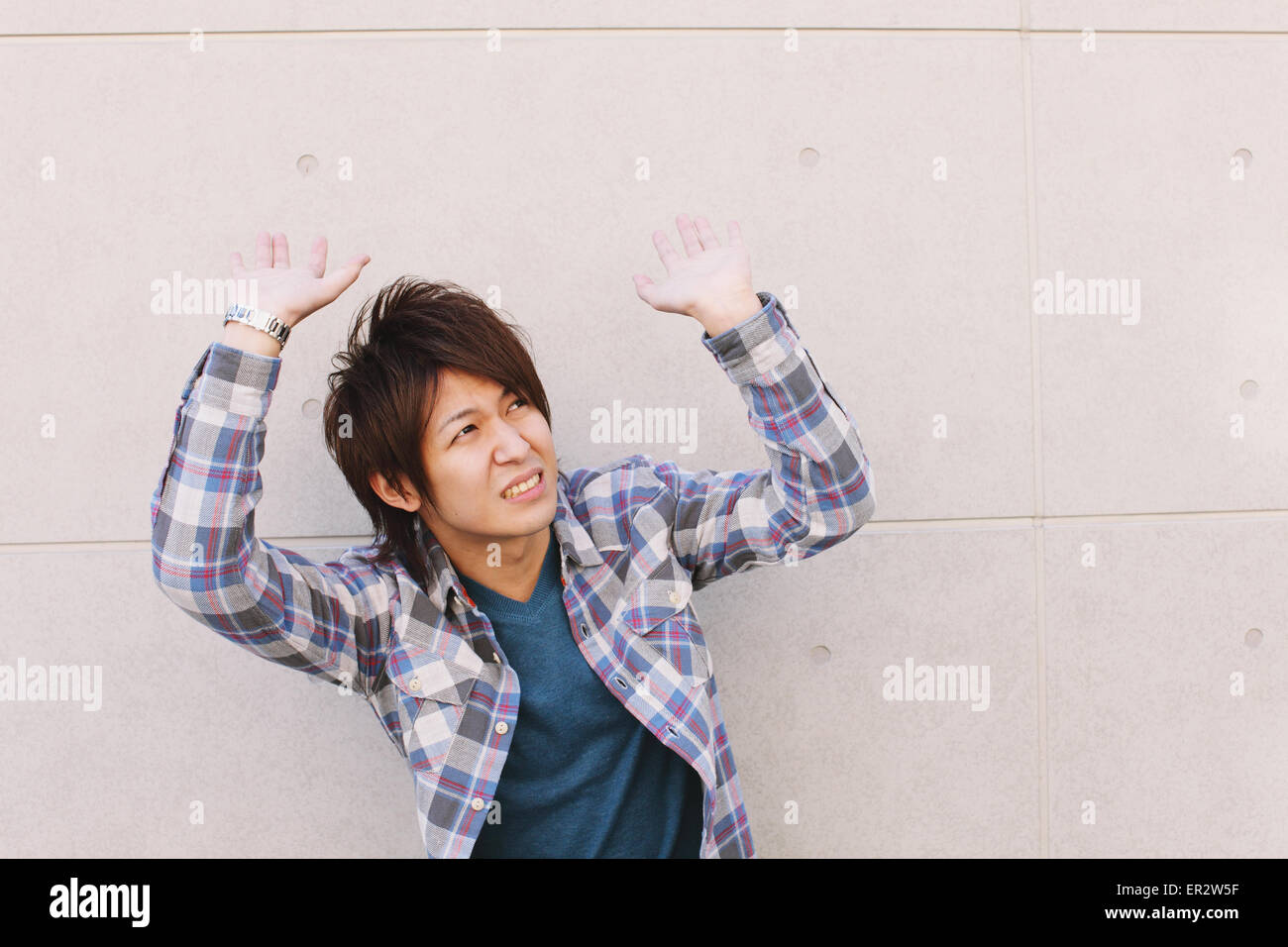 Man against wall scared hi-res stock photography and images - Alamy
