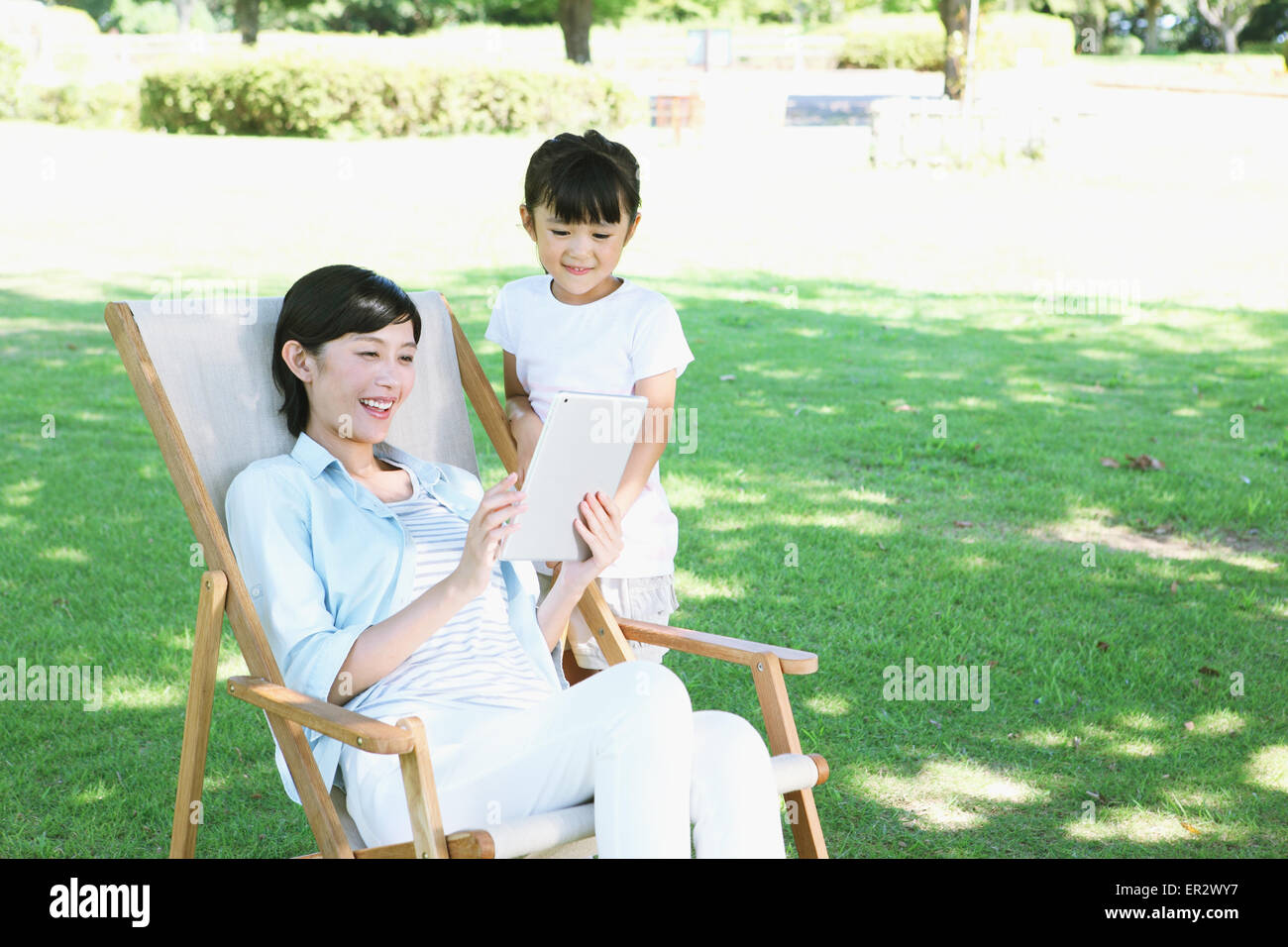 Japanese mother and daughter hi-res stock photography and images - Alamy