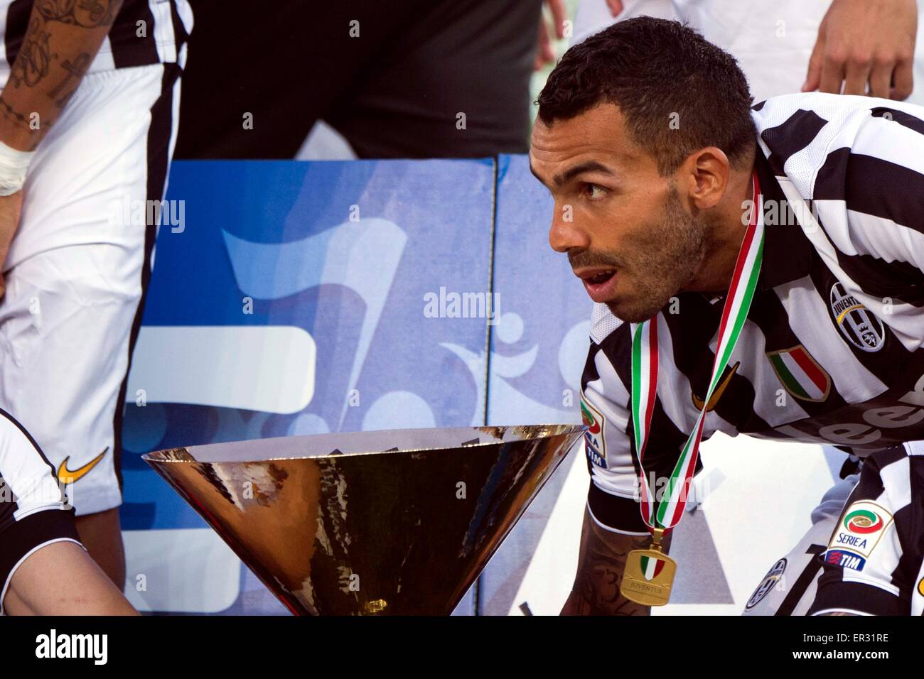 Carlos tevez champions league trophy hi-res stock photography and ...