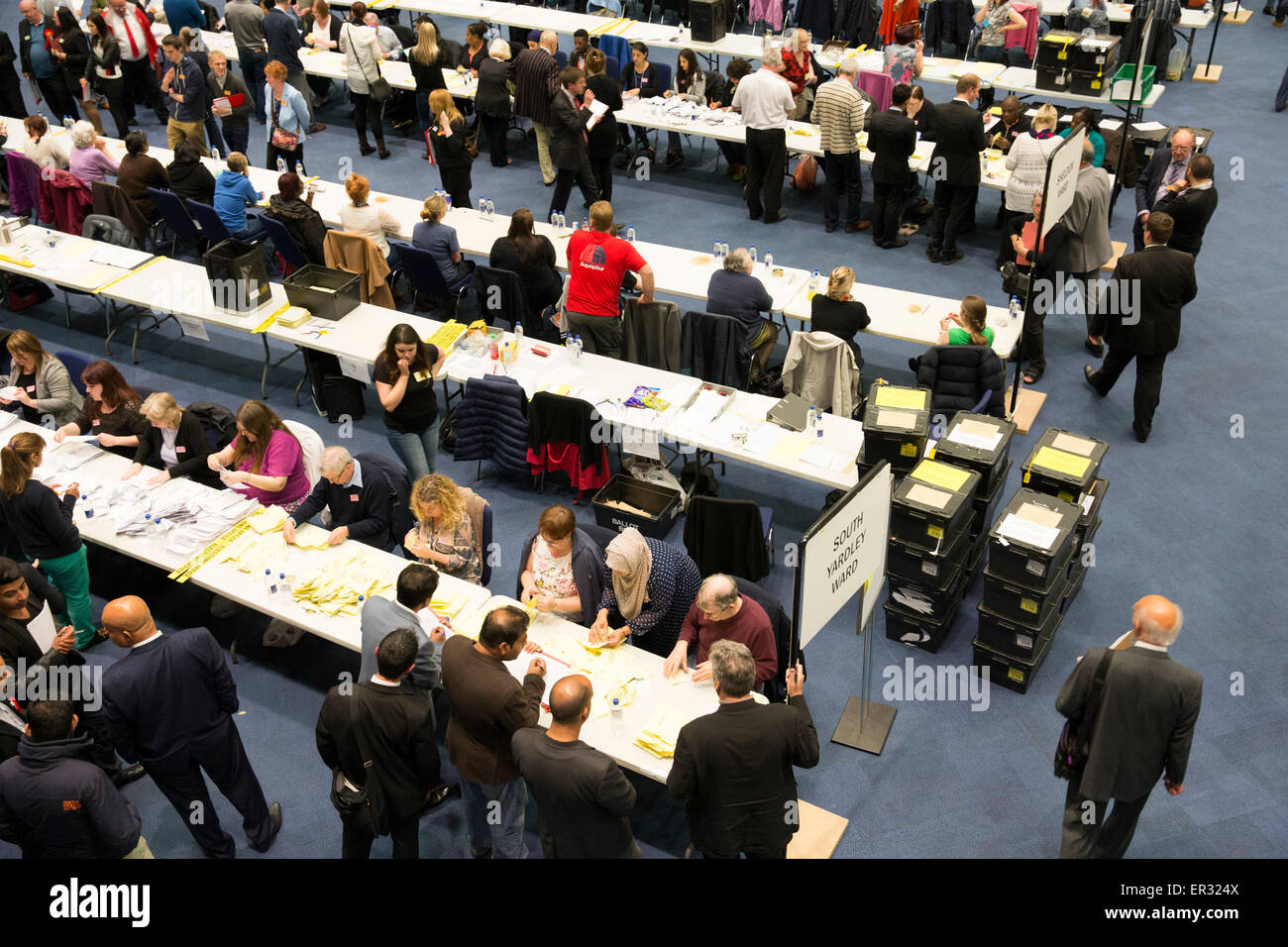 Counting tables hi-res stock photography and images - Alamy