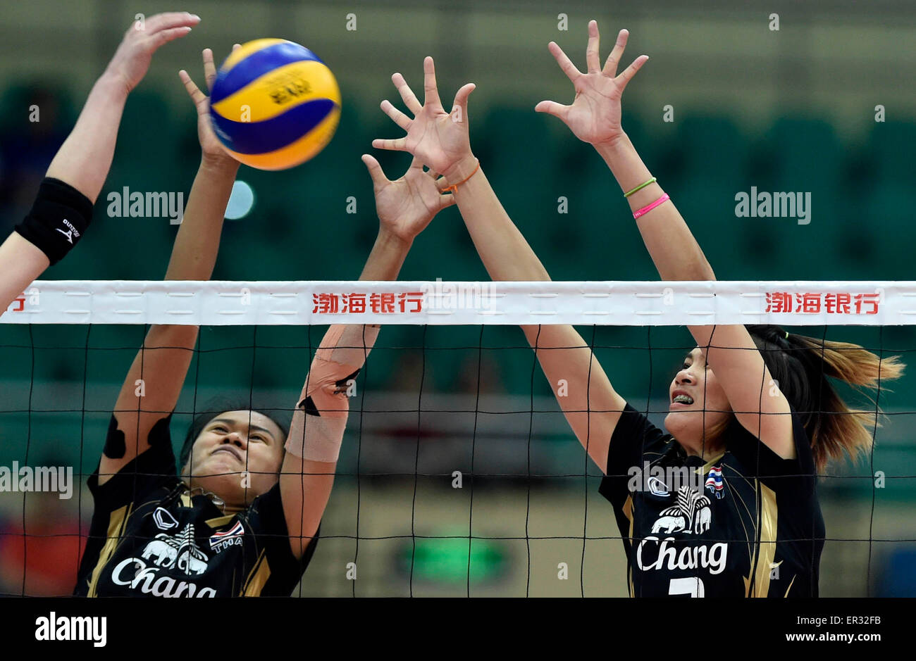 Tianjin, China. 26th May, 2015. Thailand's Malika (L) and Hattaya block ...