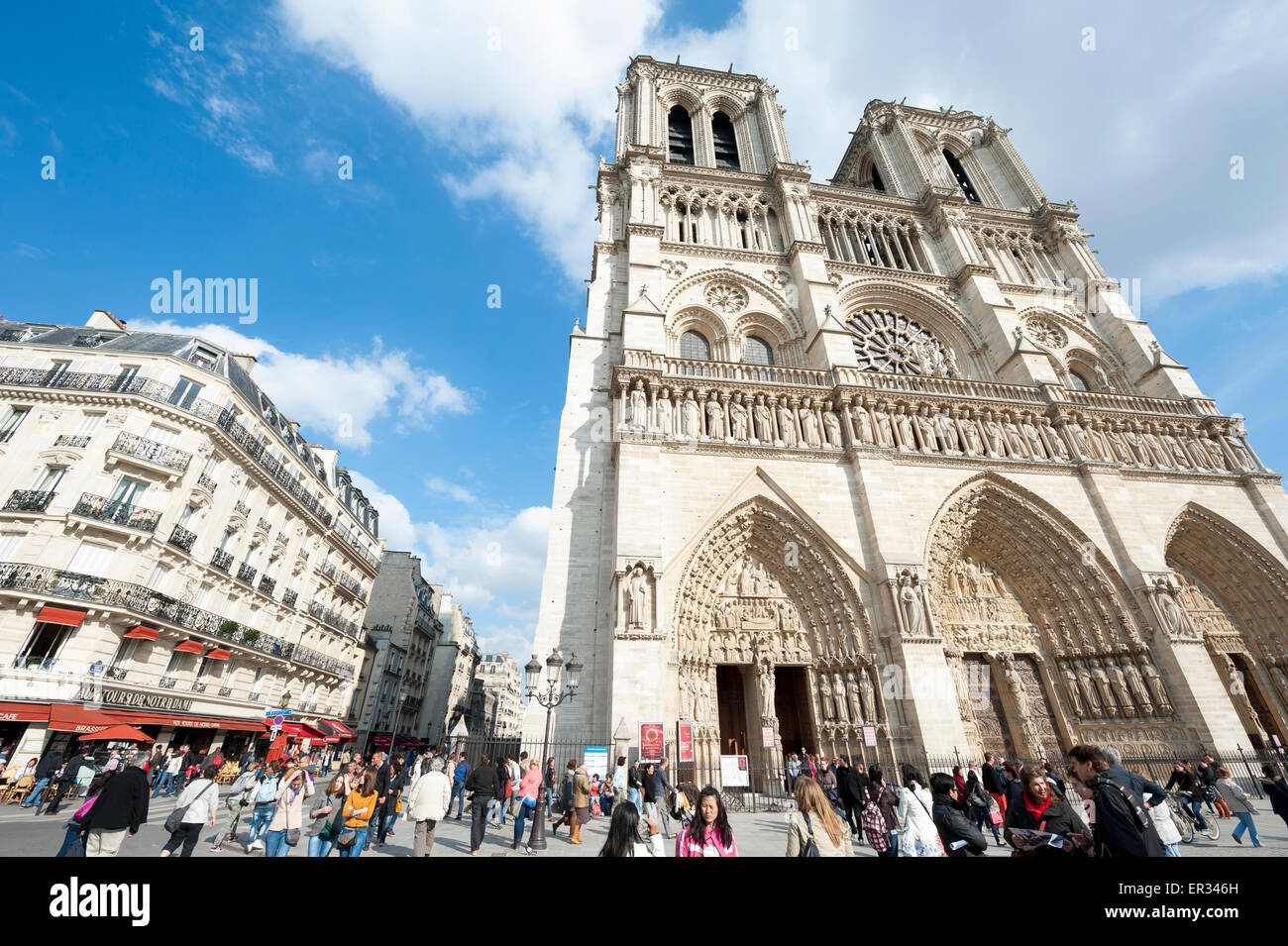 Plaza du parvis notre dame hi-res stock photography and images - Alamy