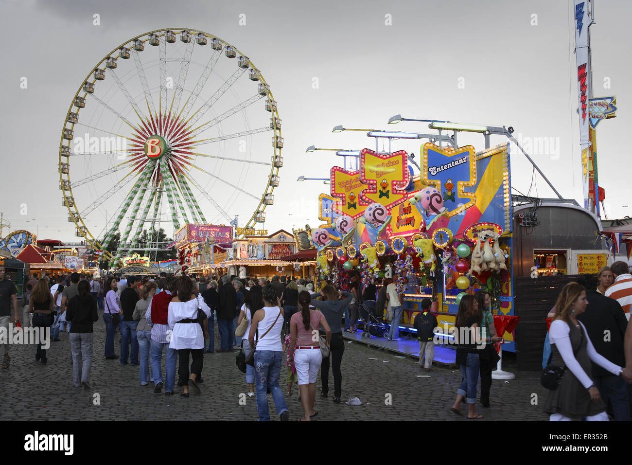 DEU, Germany, Duesseldorf, fun fair at the banks of the river Rhine in ...