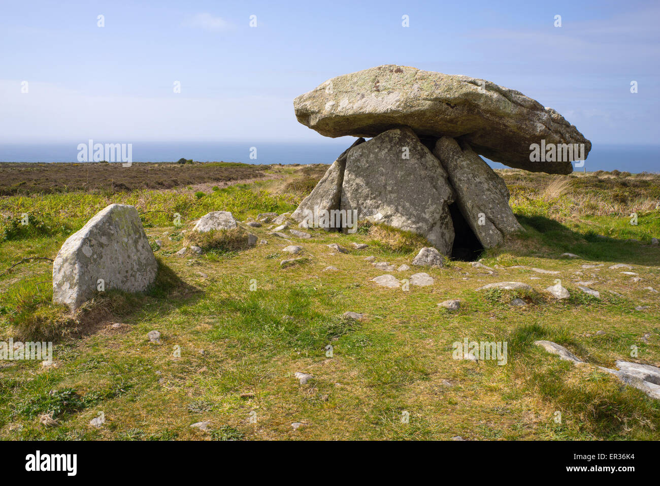 Chun Quoit Neolithic burial chamber stones construction, Cornwall ...