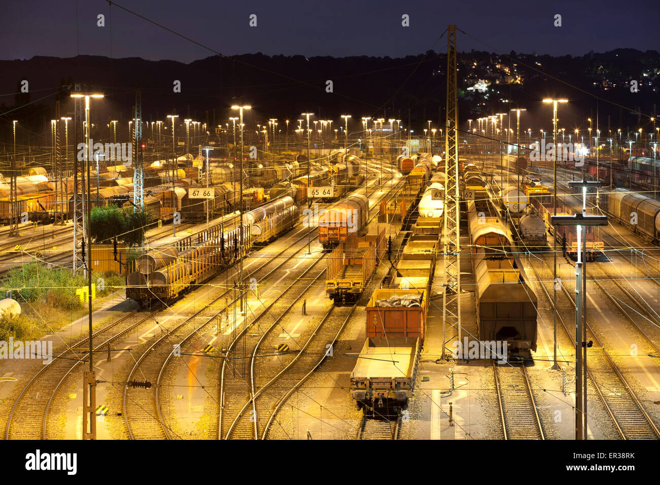 Shunting trains hi-res stock photography and images - Alamy