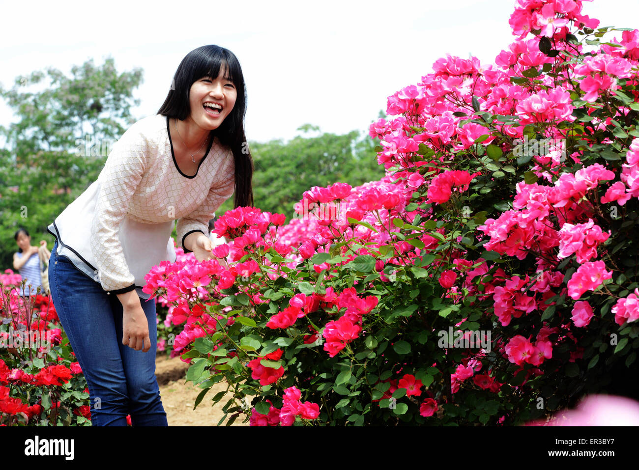 (150526) --QINGDAO, May 26, 2015 (Xinhua) -- A student views the ...