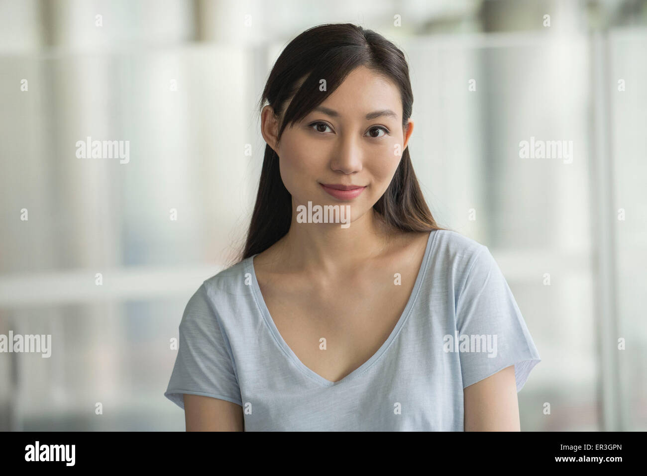 Women with long necks hi-res stock photography and images - Alamy