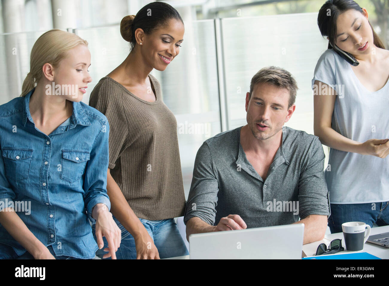 Co workers around computer hi-res stock photography and images - Alamy