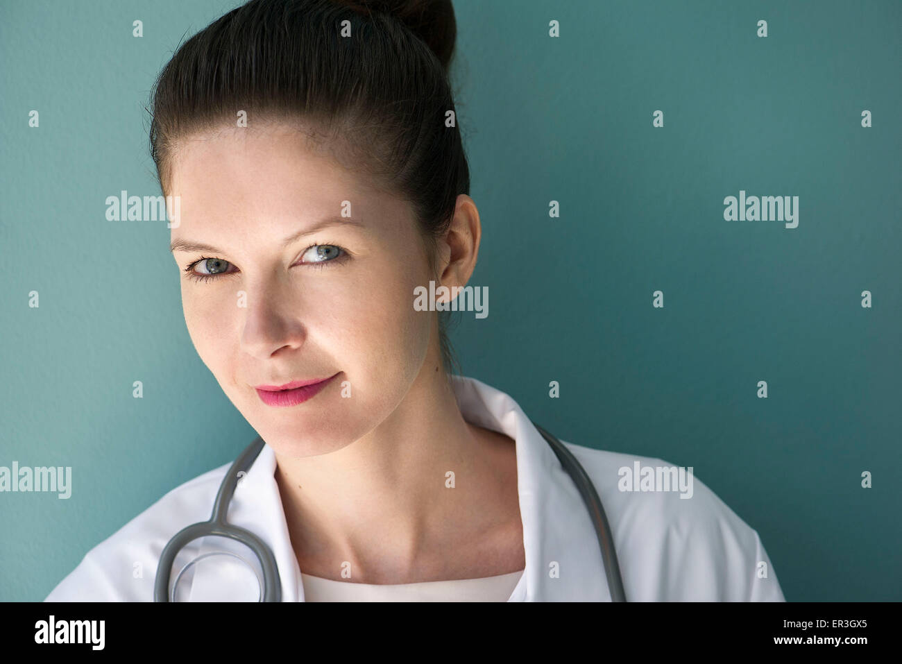 Doctor smiling confidently, portrait Stock Photo - Alamy