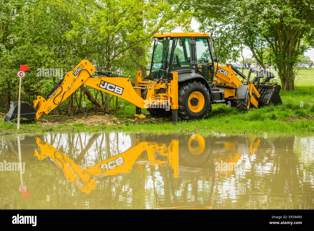 Jcb orange hi-res stock photography and images - Alamy