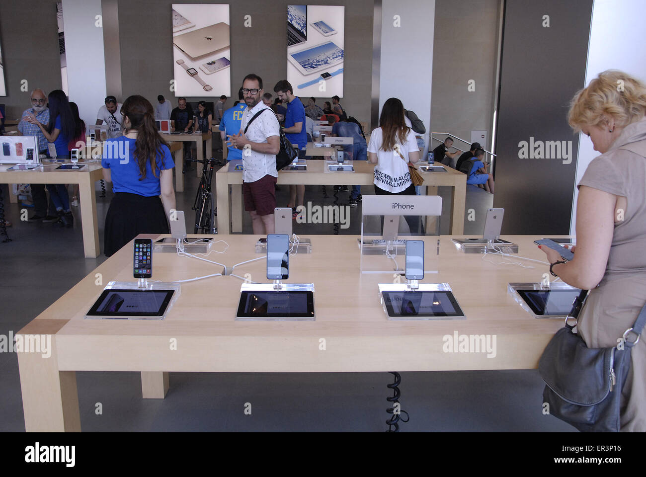 Barcelona, Spain. 26th May, 2015. Consumers at appl store inspecting ...