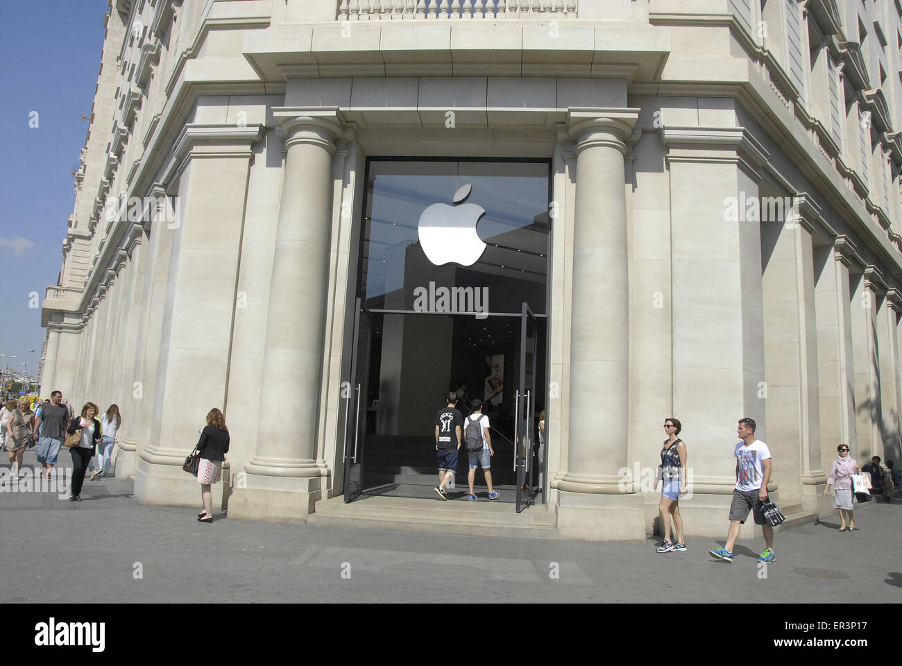 Barcelona, Spain. 26th May, 2015. Consumers at appl store inspecting ...