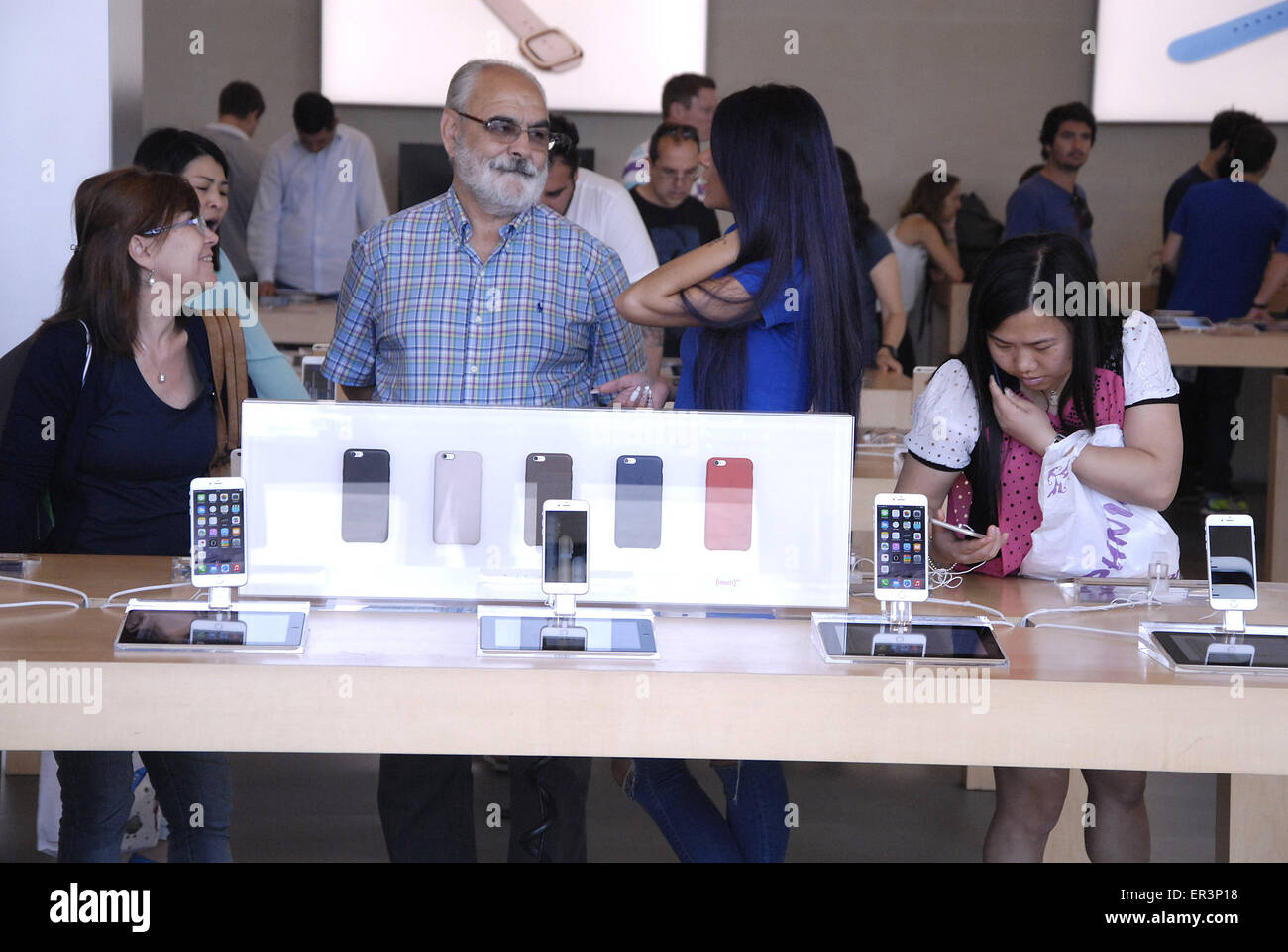 Barcelona, Spain. 26th May, 2015. Consumers at appl store inspecting ...