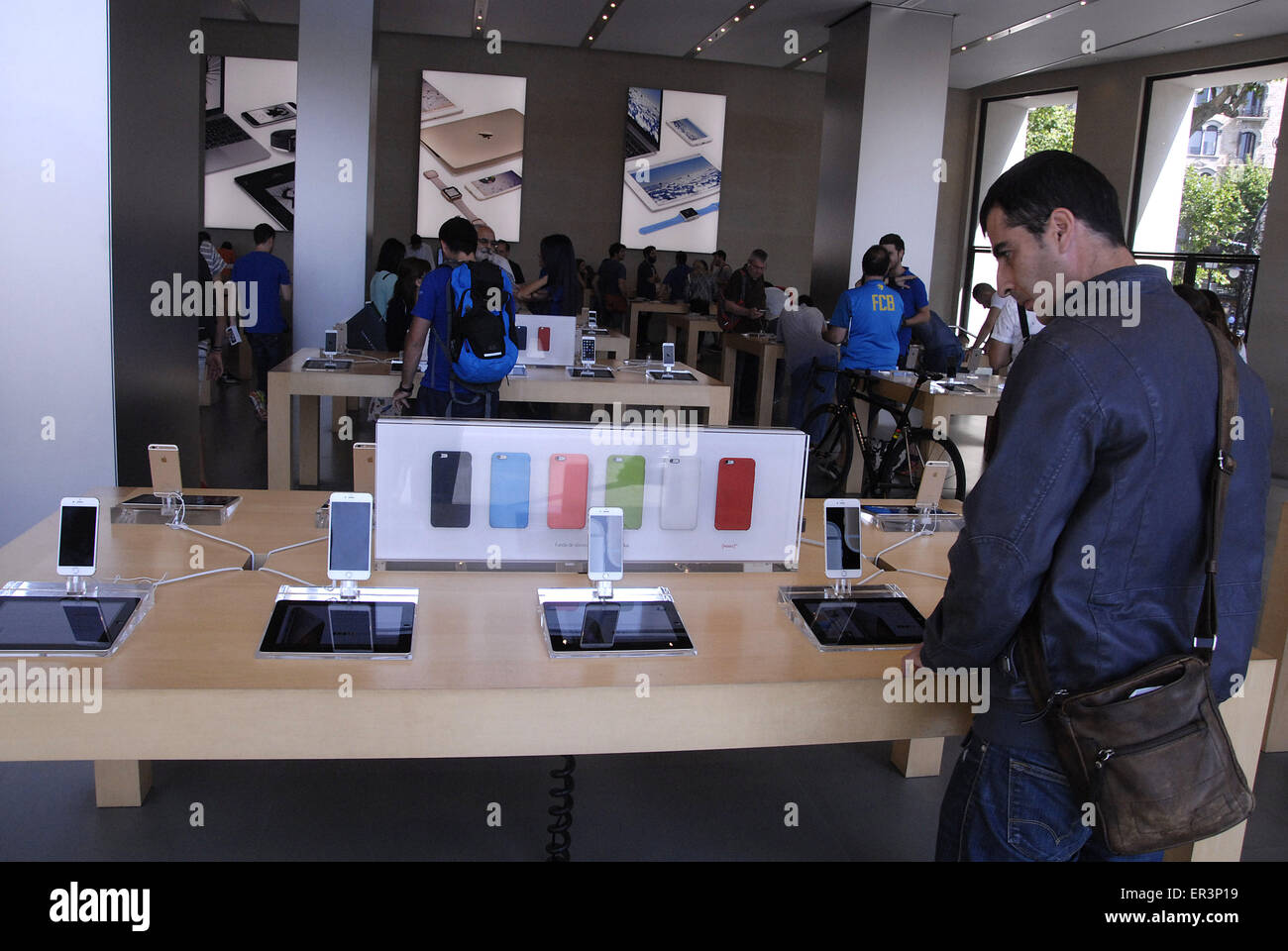 Barcelona, Spain. 26th May, 2015. Consumers at appl store inspecting ...