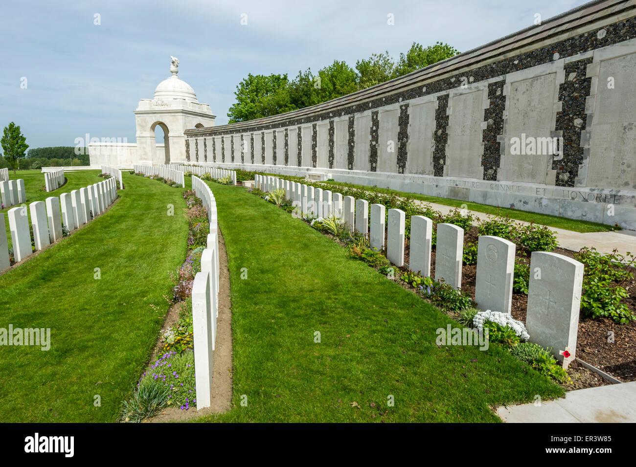 Tyne Cot Military Cemetery Grave head stones and wall panel colonnade ...