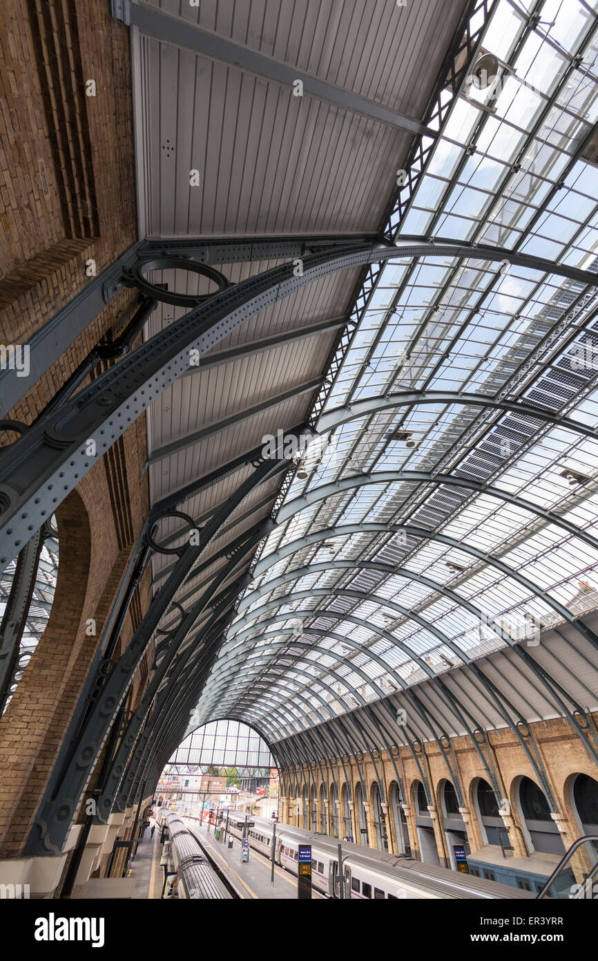King's Cross railway station train platforms Stock Photo - Alamy