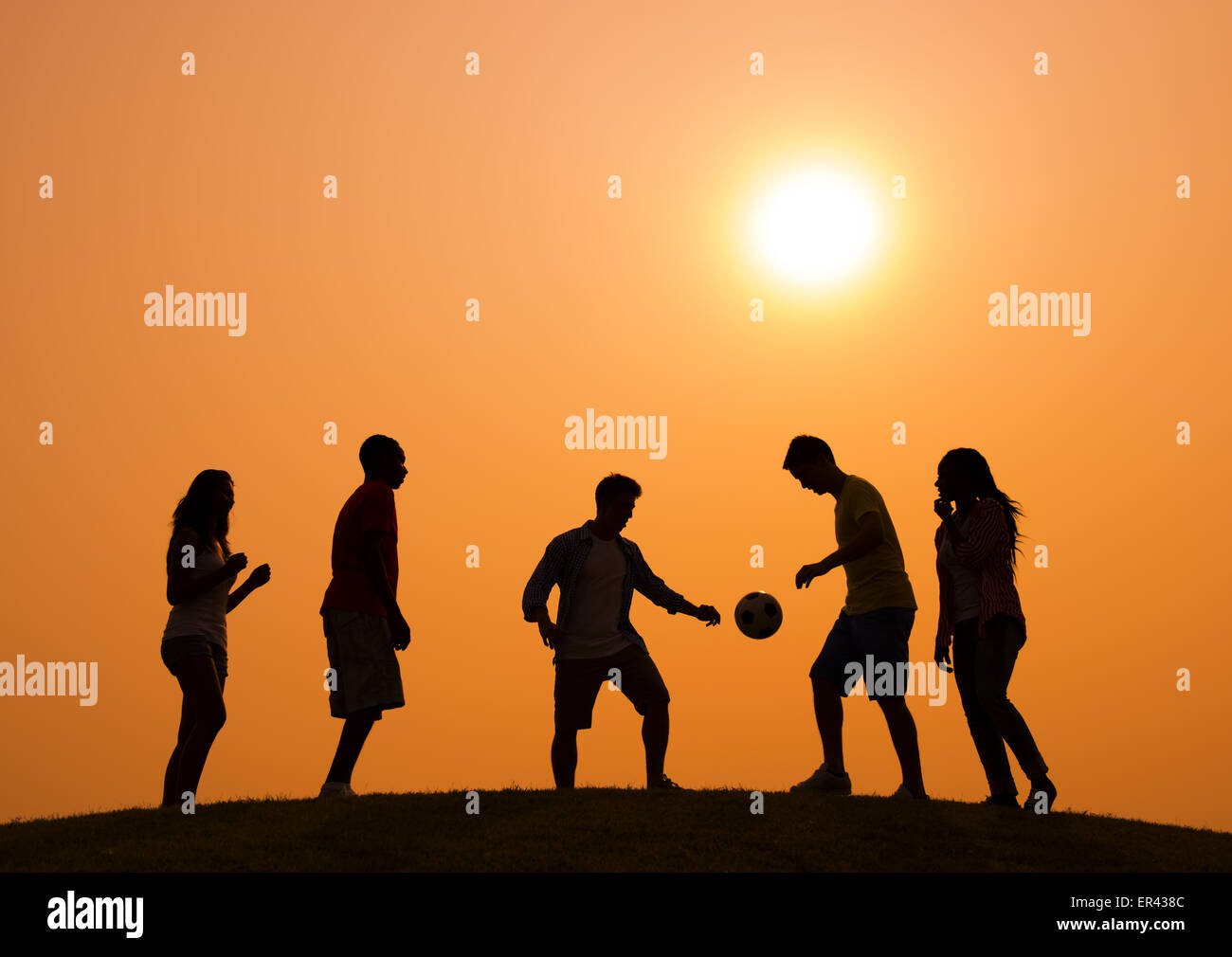Girls playing soccer silhouette hi-res stock photography and images - Alamy