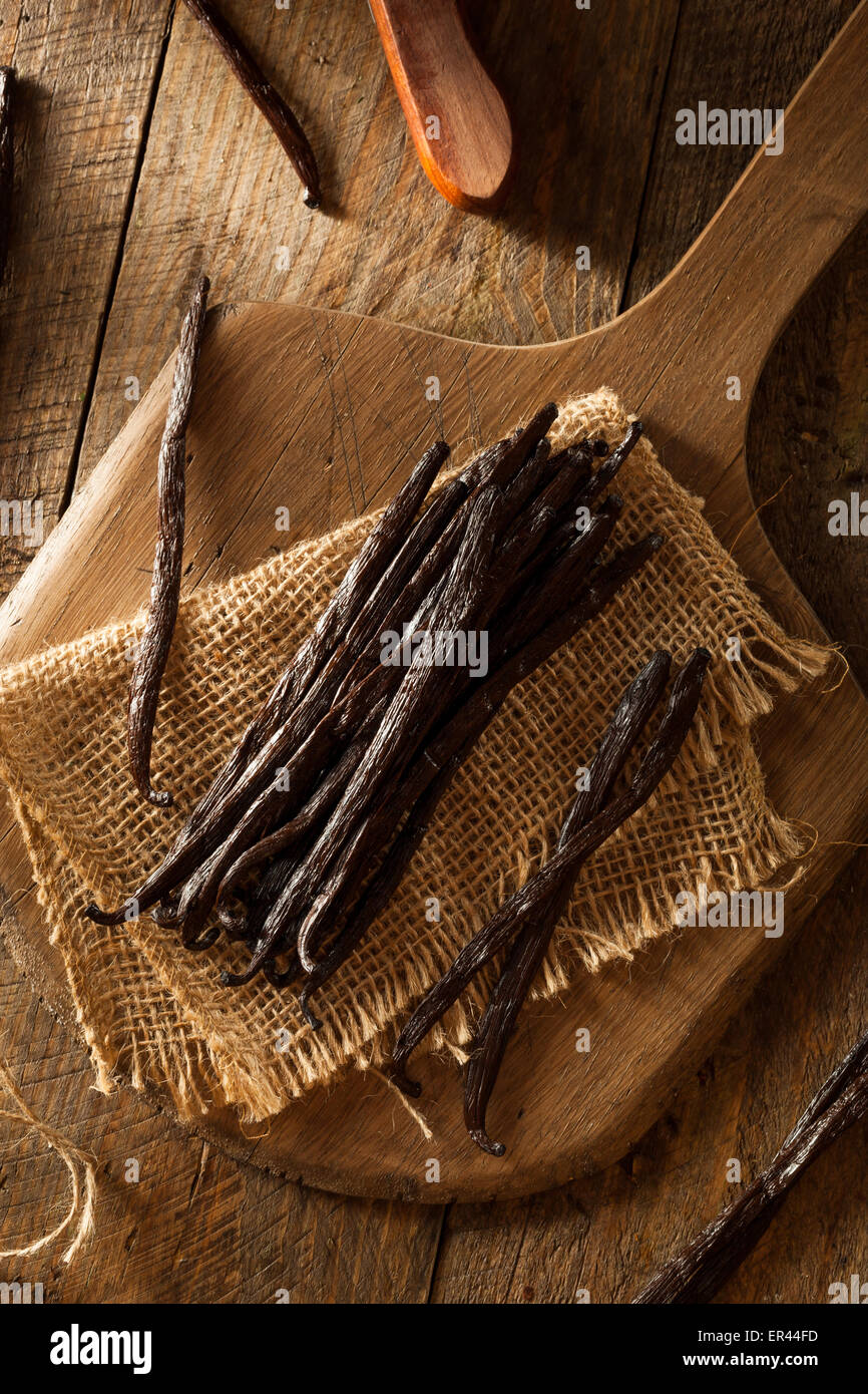 Bundle of vanilla beans hi-res stock photography and images - Alamy