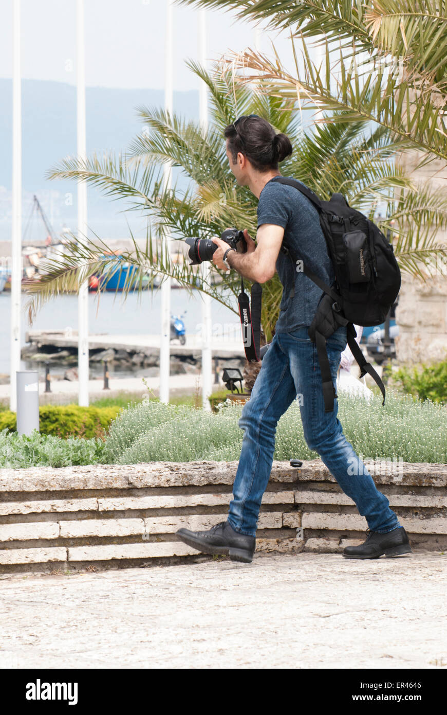 Photographer with professional digital camera Stock Photo - Alamy