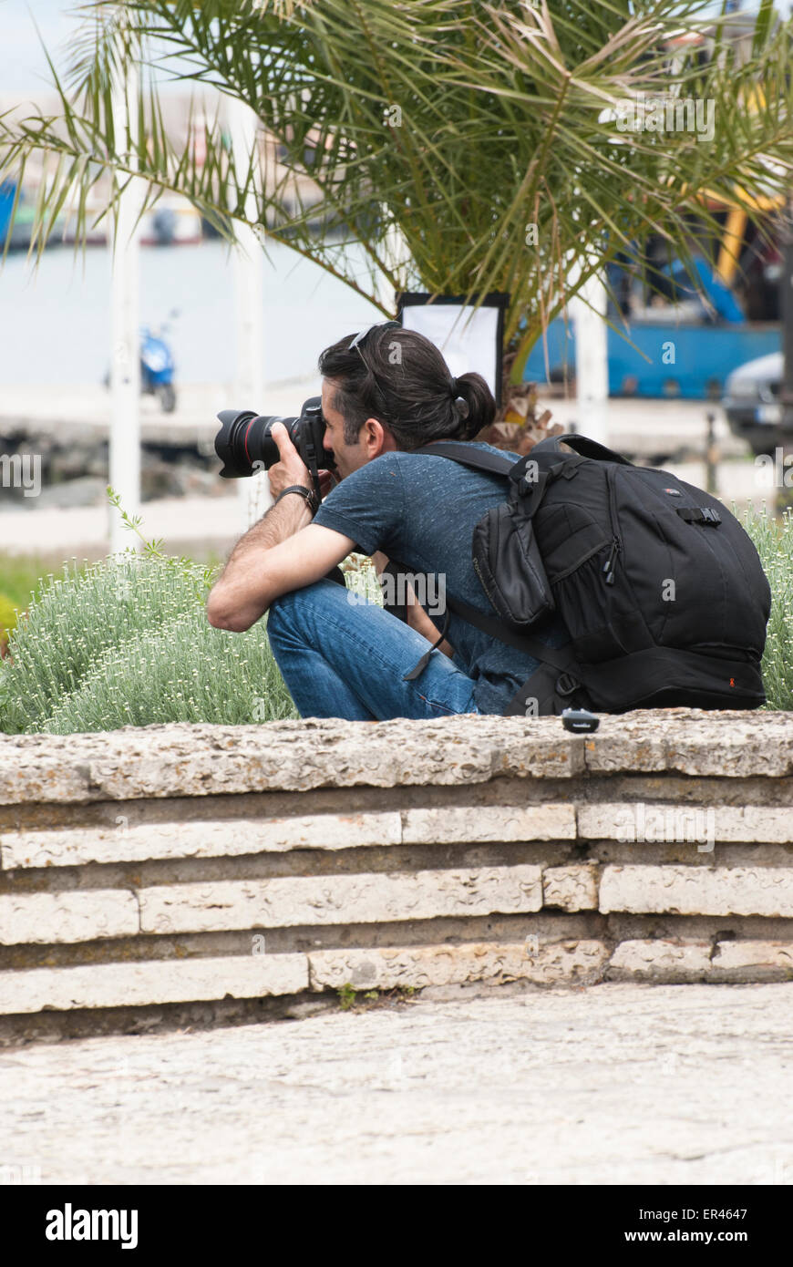 Photographer with professional digital camera Stock Photo - Alamy