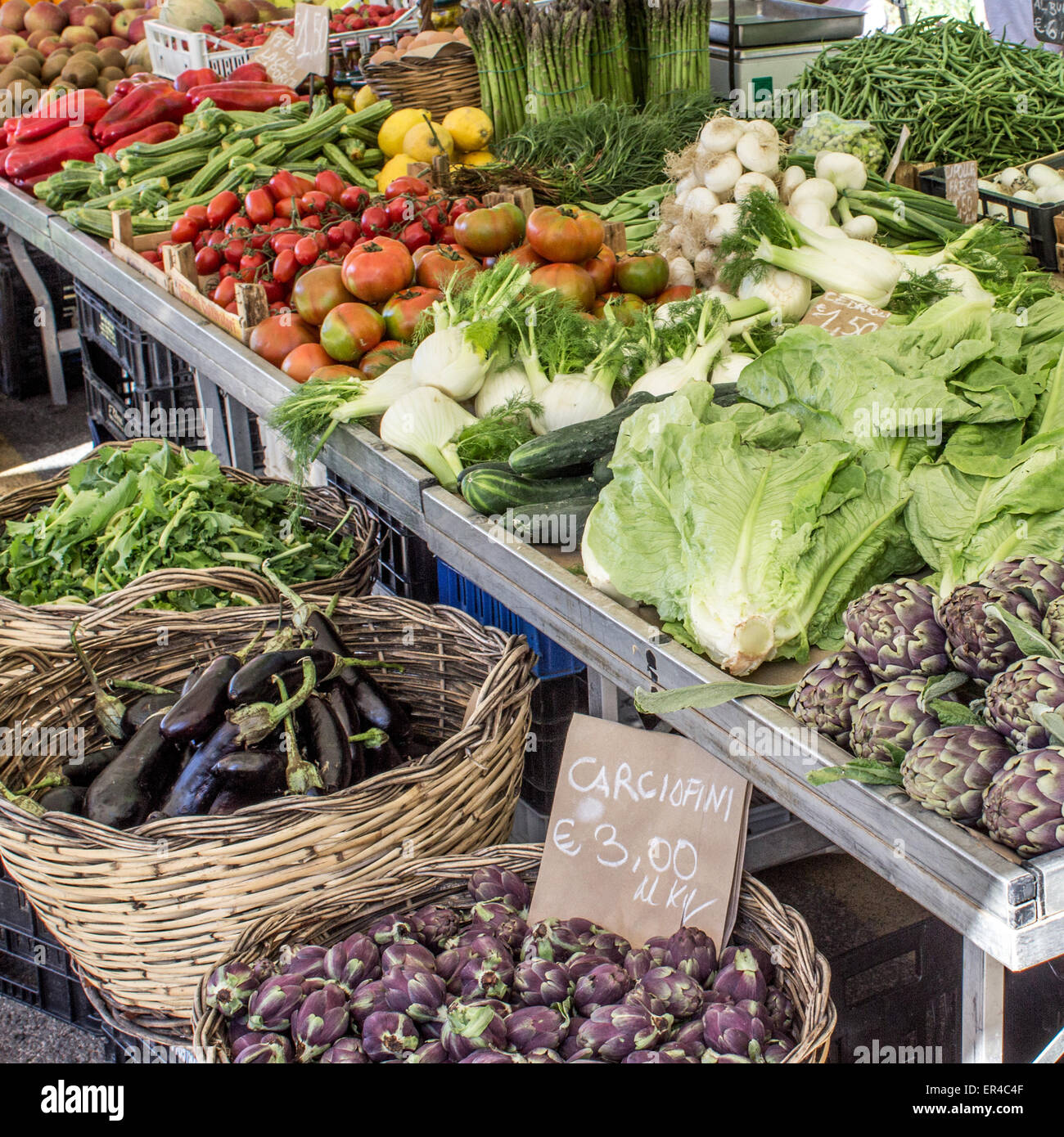 Fruit and vegetable stand hi-res stock photography and images - Alamy