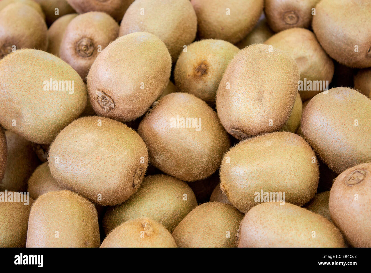 Display with lots of fresh kiwi fruit Stock Photo - Alamy