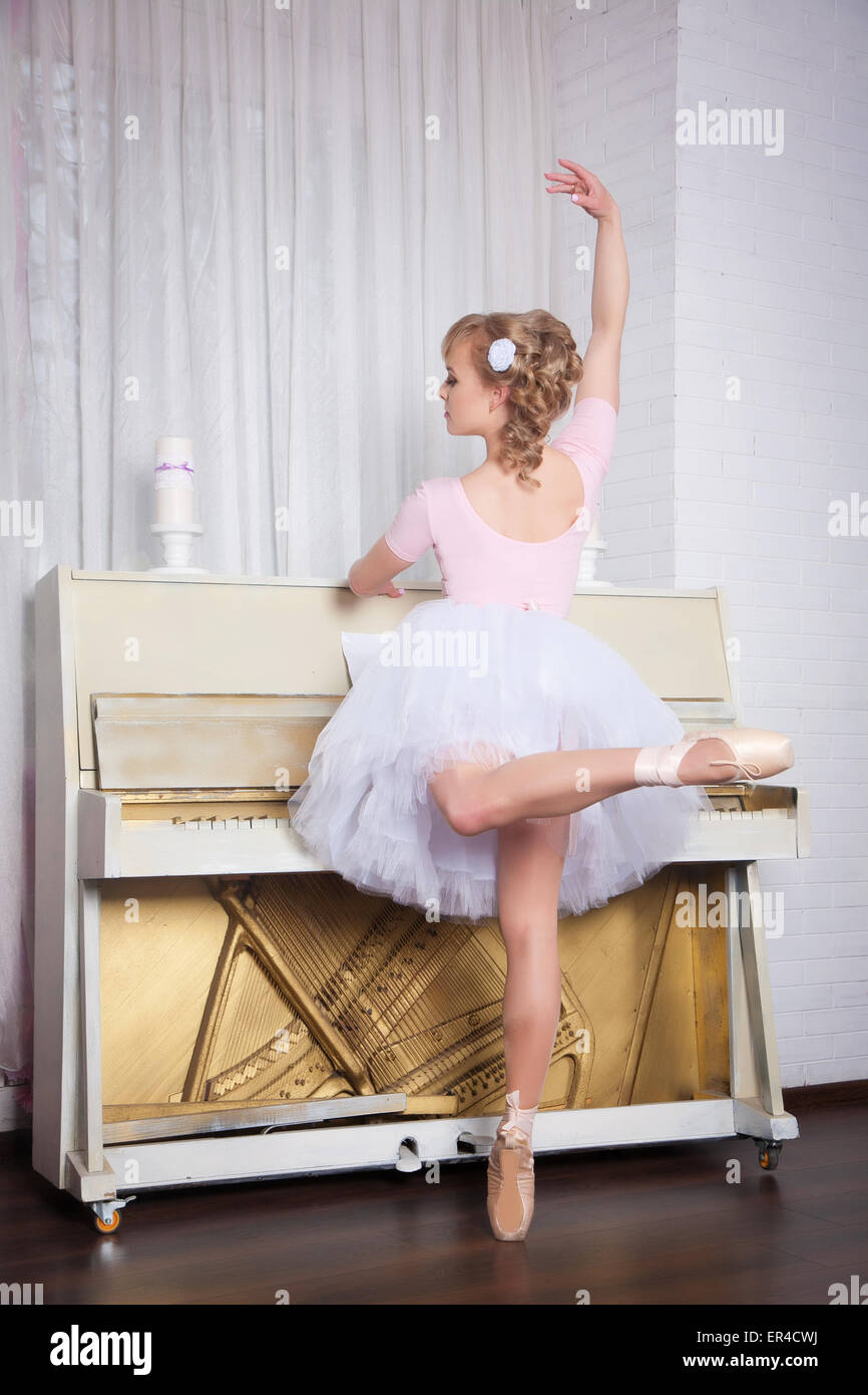 Young beautiful dancer posing in dance studio Stock Photo - Alamy