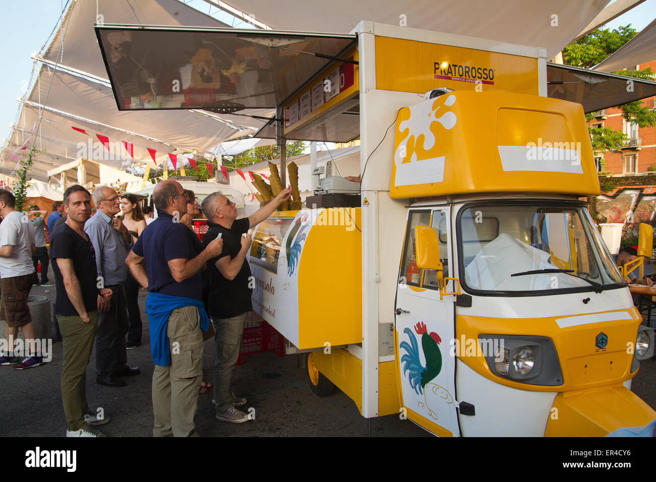 Fast food Italian style at the fashionable Milan market in Navigli ...
