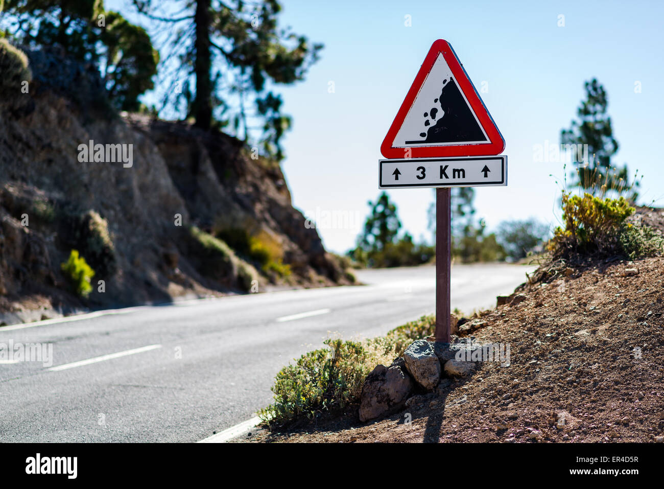 Falling rocks sign hi-res stock photography and images - Alamy