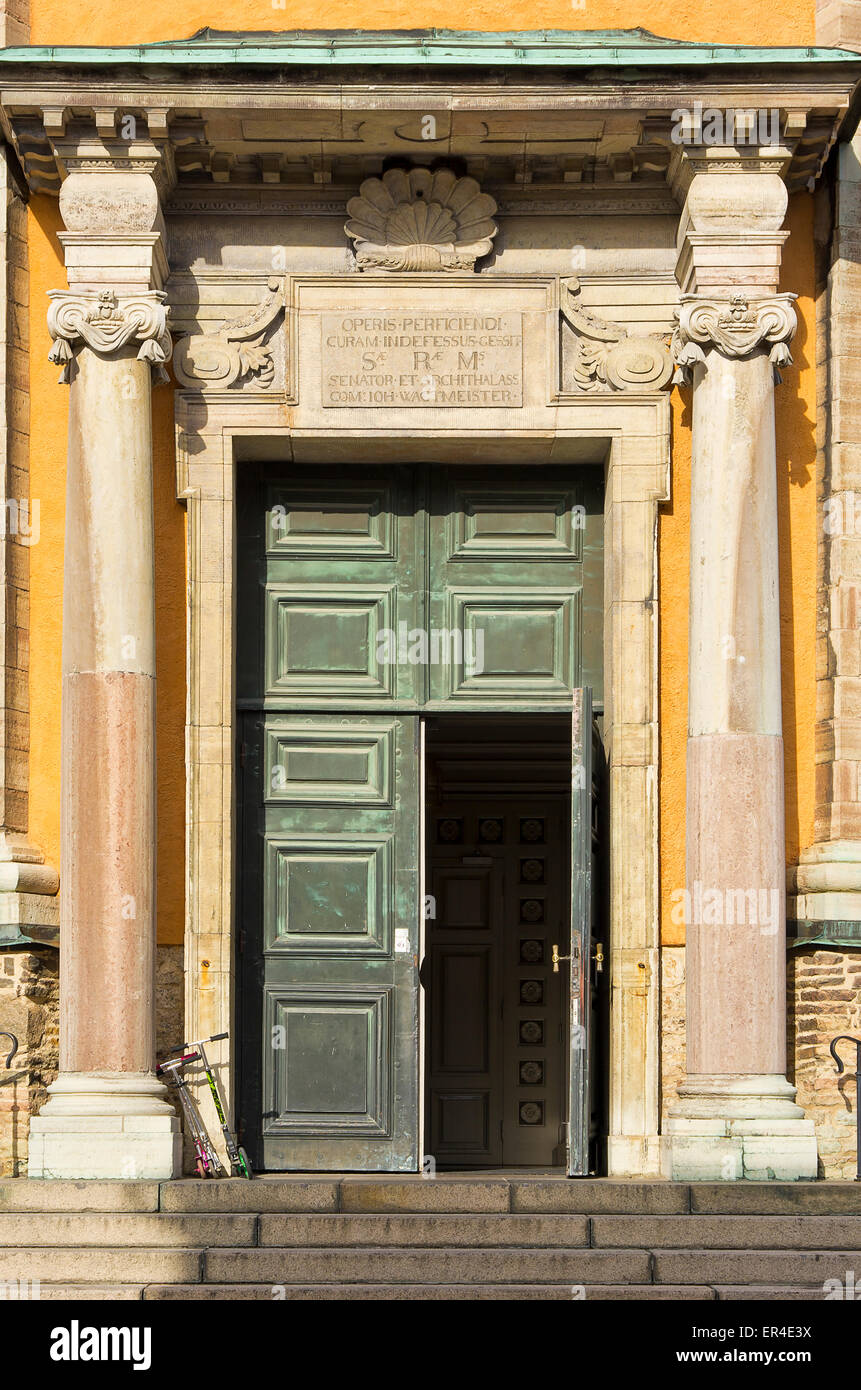 Open cathedral door hi-res stock photography and images - Alamy