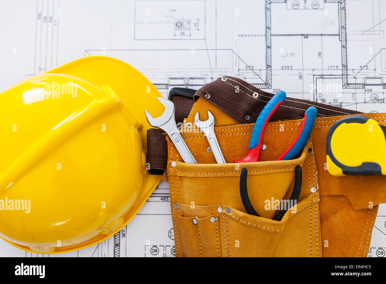 Builders hand measuring tape hi-res stock photography and images - Alamy