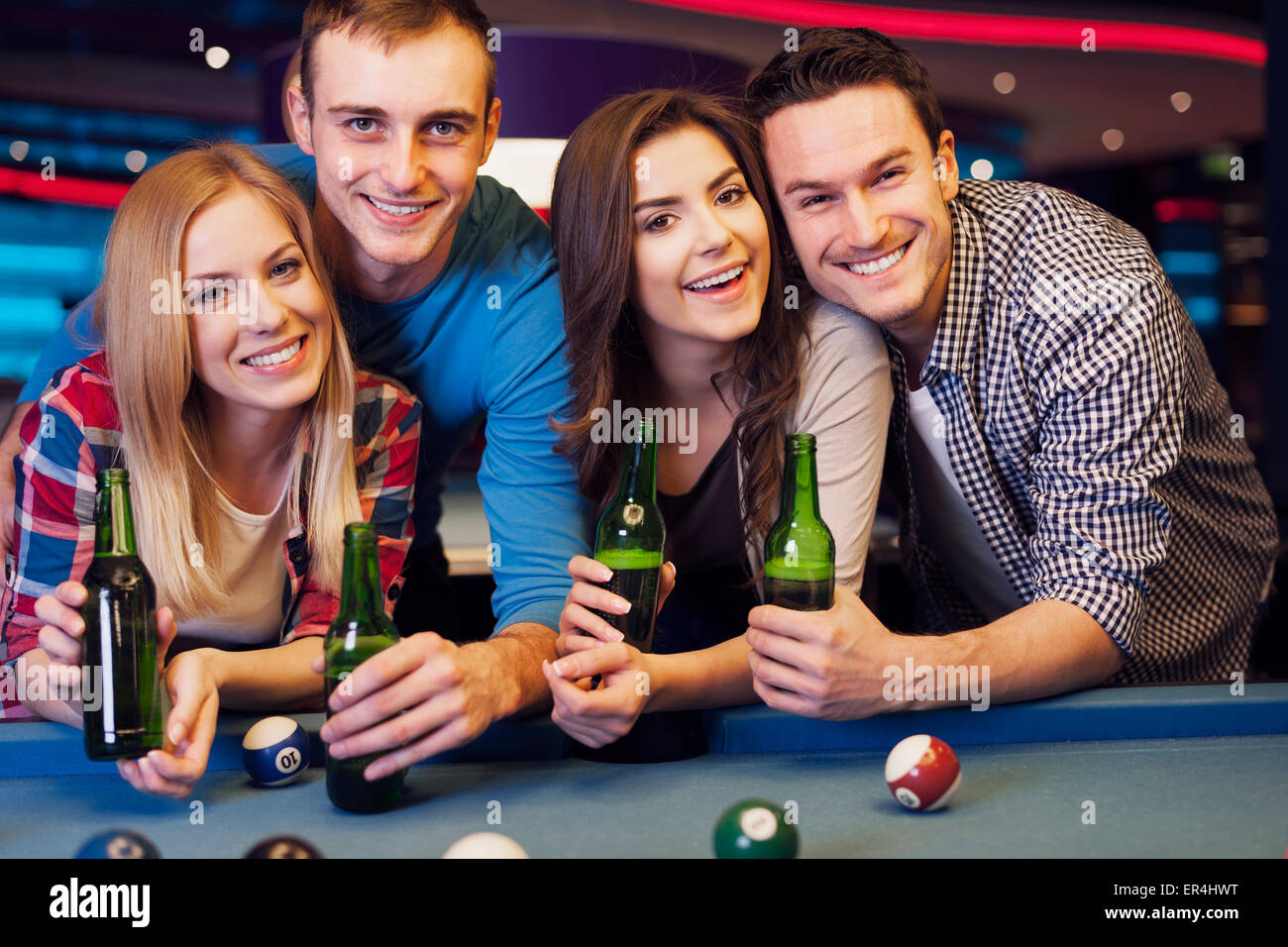 Friends hanging out pool table hi-res stock photography and images - Alamy