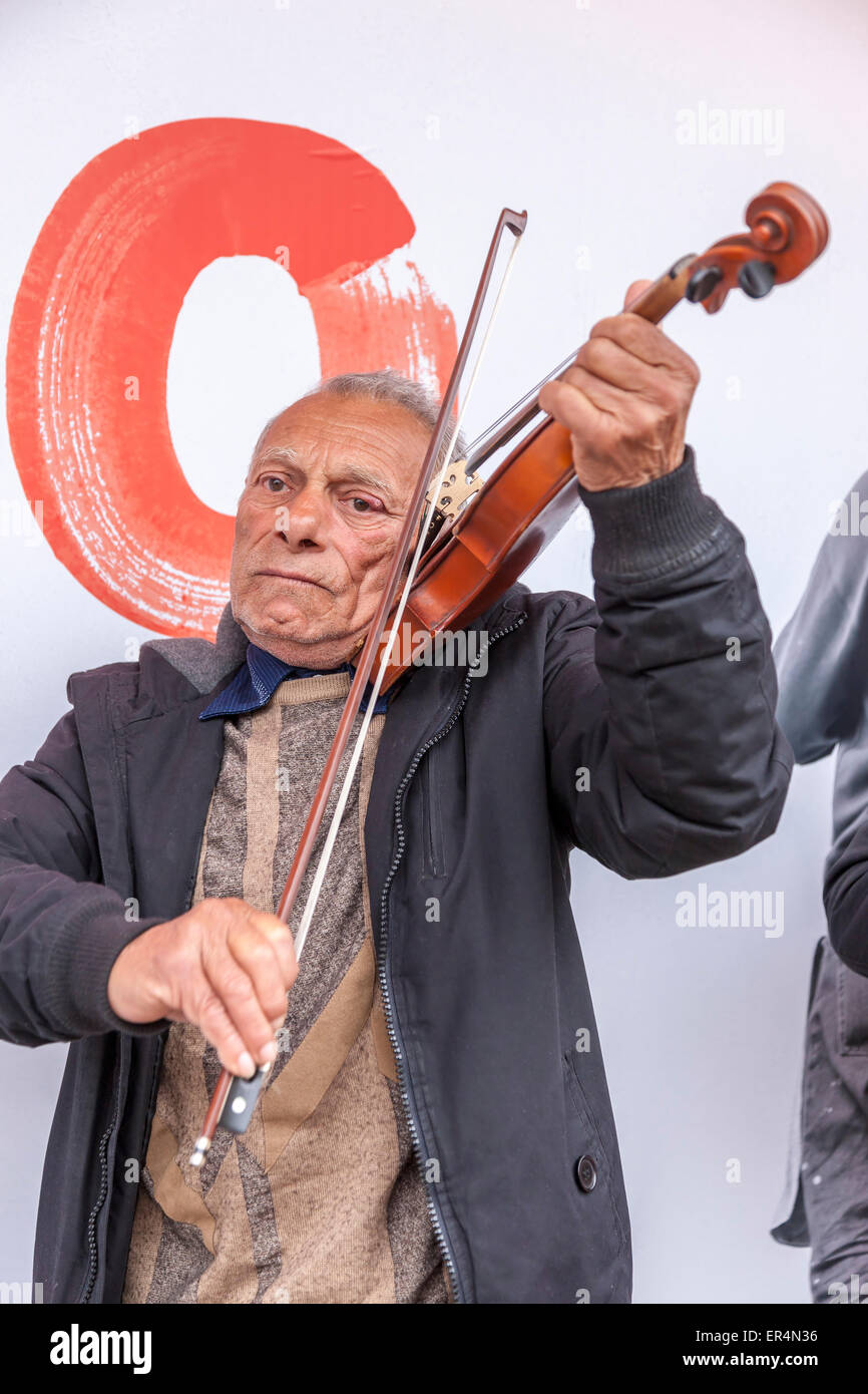 Street Performer (Busker) Abington Street Northampton Stock Photo - Alamy
