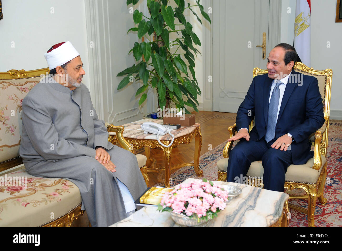 Cairo, Egypt. 27th May, 2015. Egyptian President Abdel Fattah al-Sisi meets with Emam of al ...