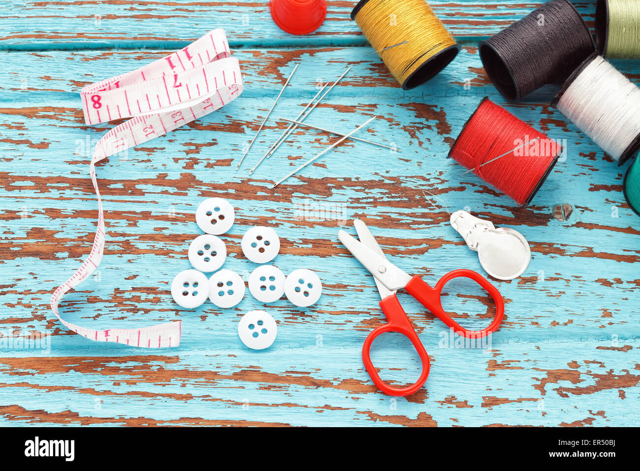 Needle and thread and buttons hi-res stock photography and images - Alamy