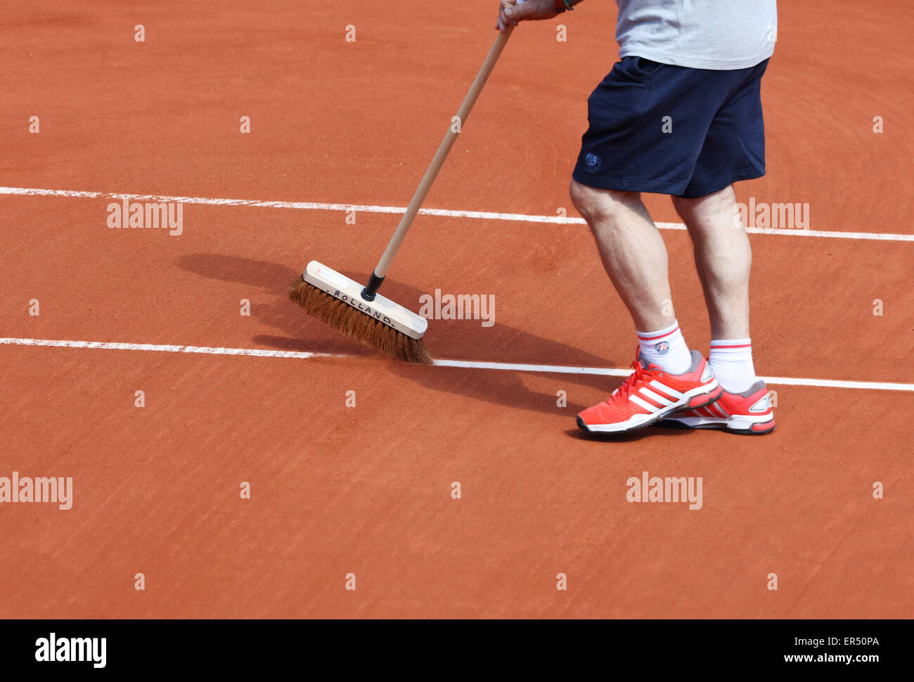 Paris, Franc. 27th May, 2015. Tennis, Roland Garros, Linesweeper Photo ...