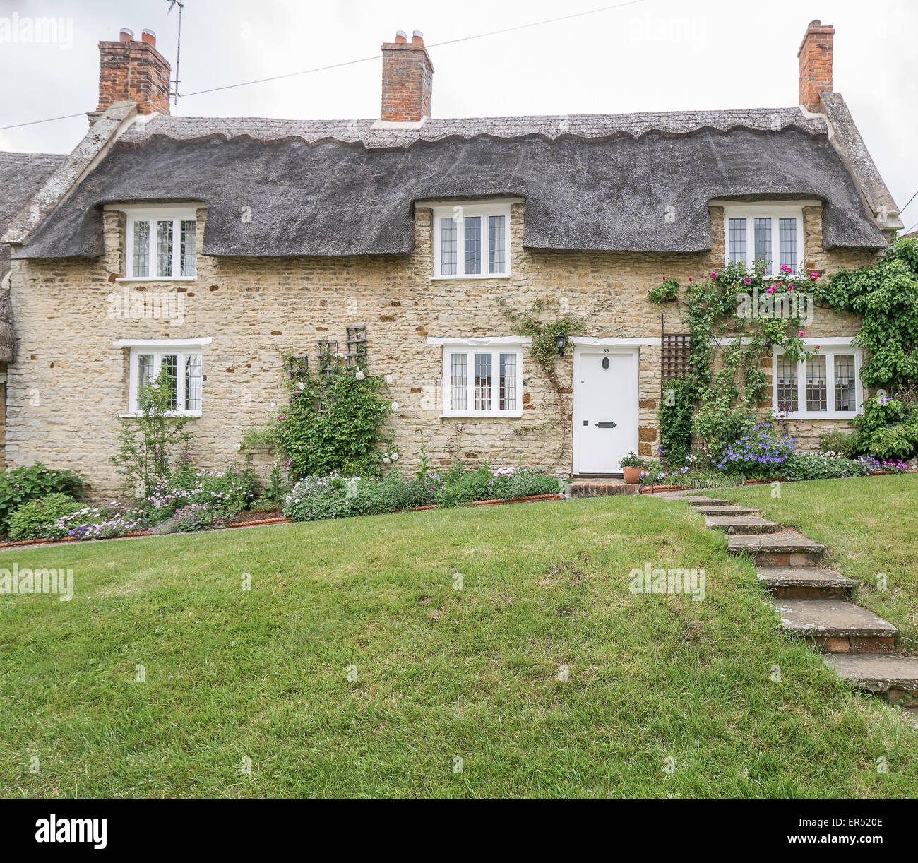 17th century stone cottage hi-res stock photography and images - Alamy