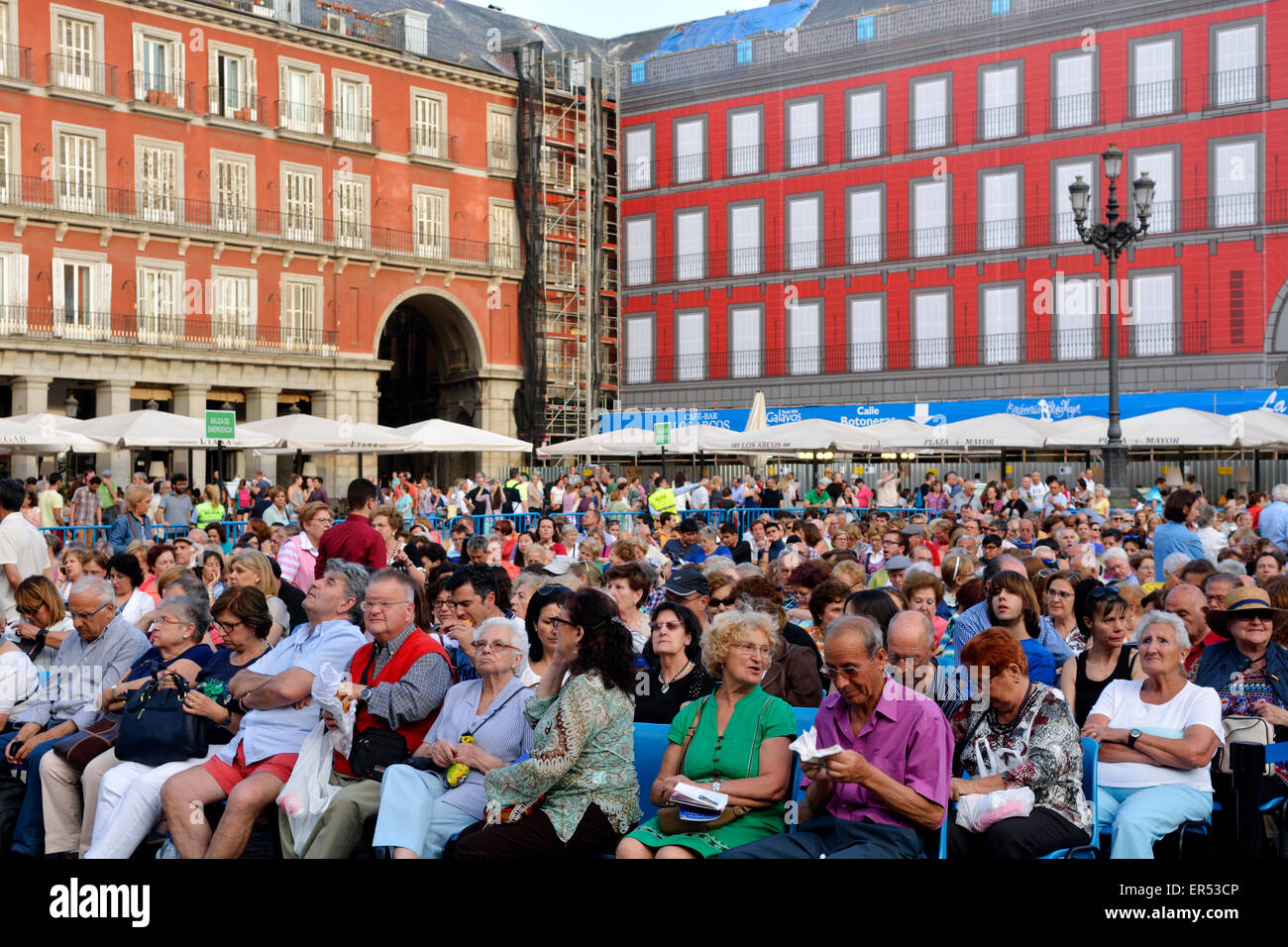 Large crowd seated in Plaza Mayor, Madrid, Spain Stock Photo - Alamy