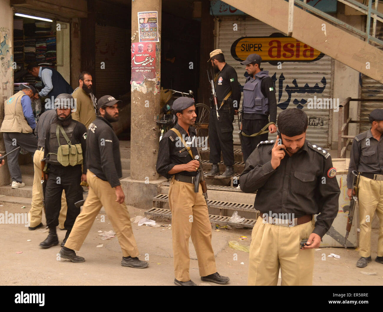 Quetta. 27th May, 2015. Pakistani police officers gather at the scene ...