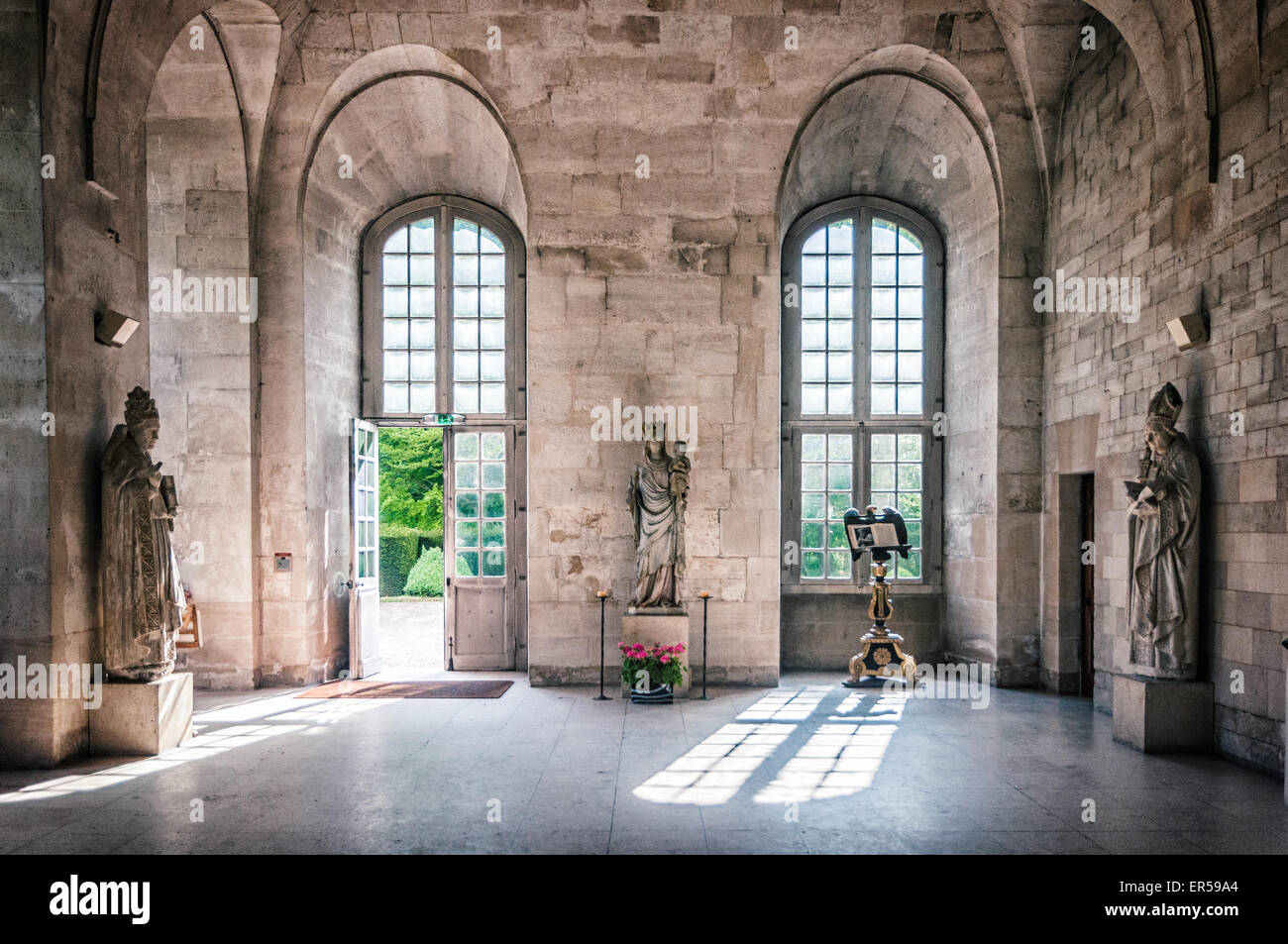 Le Bec-Hellouin church interior Stock Photo - Alamy