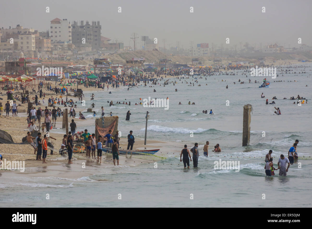 Gaza. 27th May, 2015. Palestinians enjoy themselves at the beach in the ...