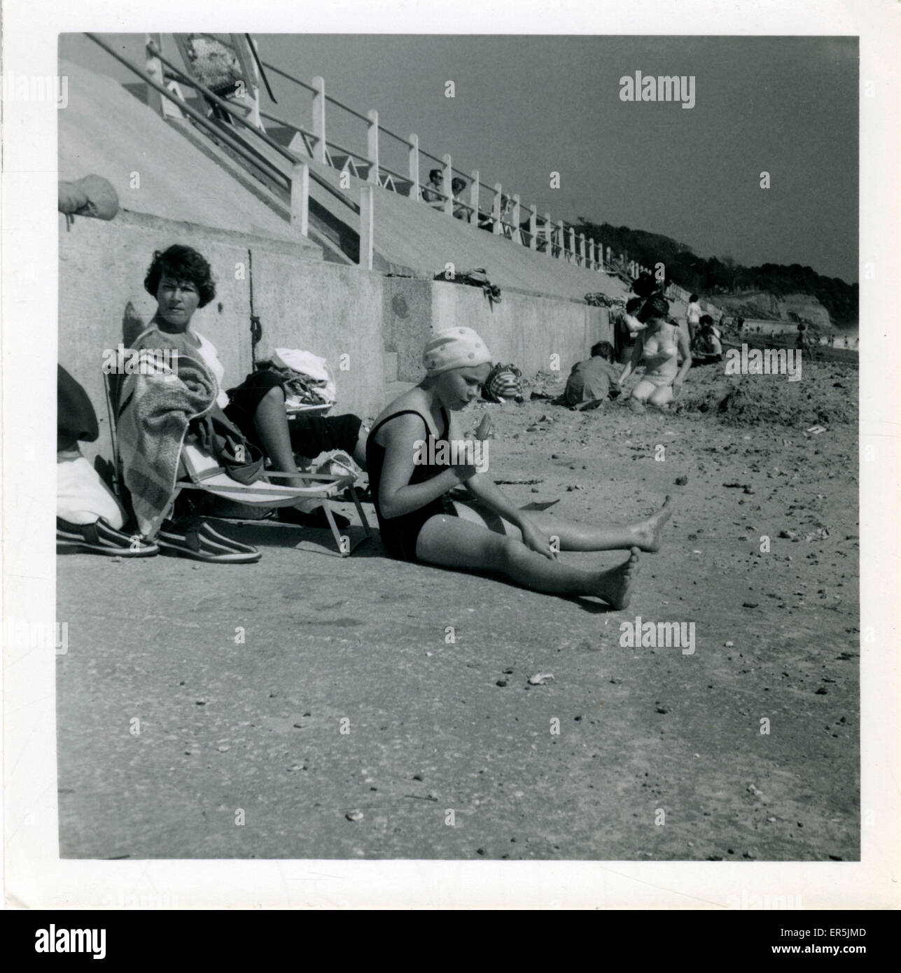 Holidaymakers at the Seaside, Thought to be at Cowes, Isle o Stock ...